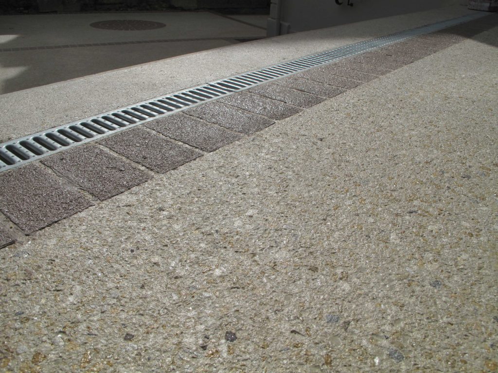 Béton bouchardé - Prix - Usages - Avantages - Mise en œuvre