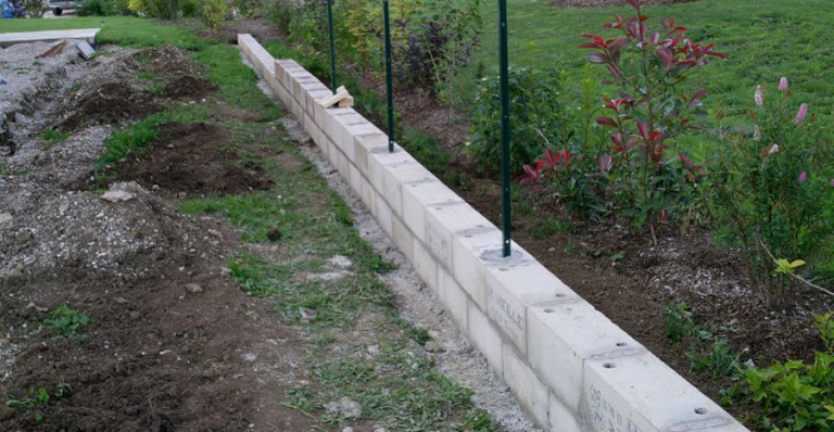 Comment faire la fondation en béton d’un mur de clôture? - PaveBéton