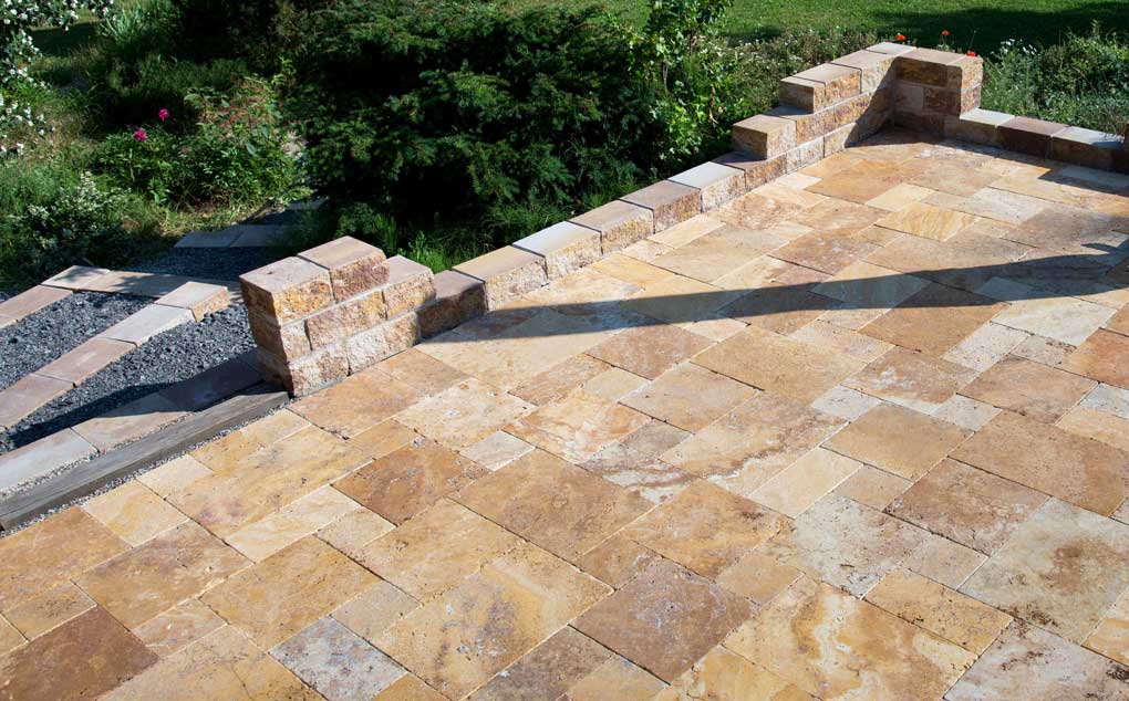Terrasse en pierre naturelle: Avantages, Prix, Pose - PaveBéton