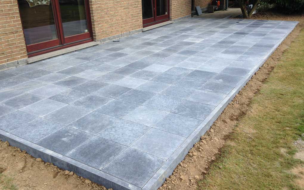 Terrasse Pierre bleue : Avantages, Prix, Pose - PaveBéton