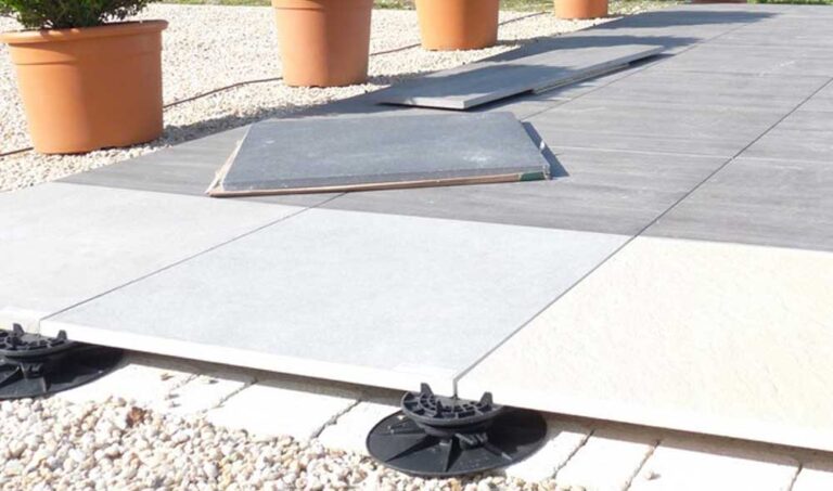 Terrasse sur plots: Avantages, Prix, Pose - PaveBéton