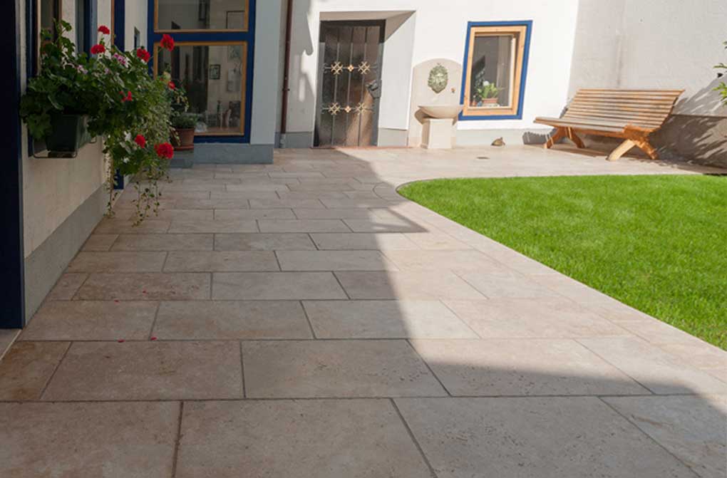 Terrasse en travertin: Avantages, Prix, Pose - PaveBéton