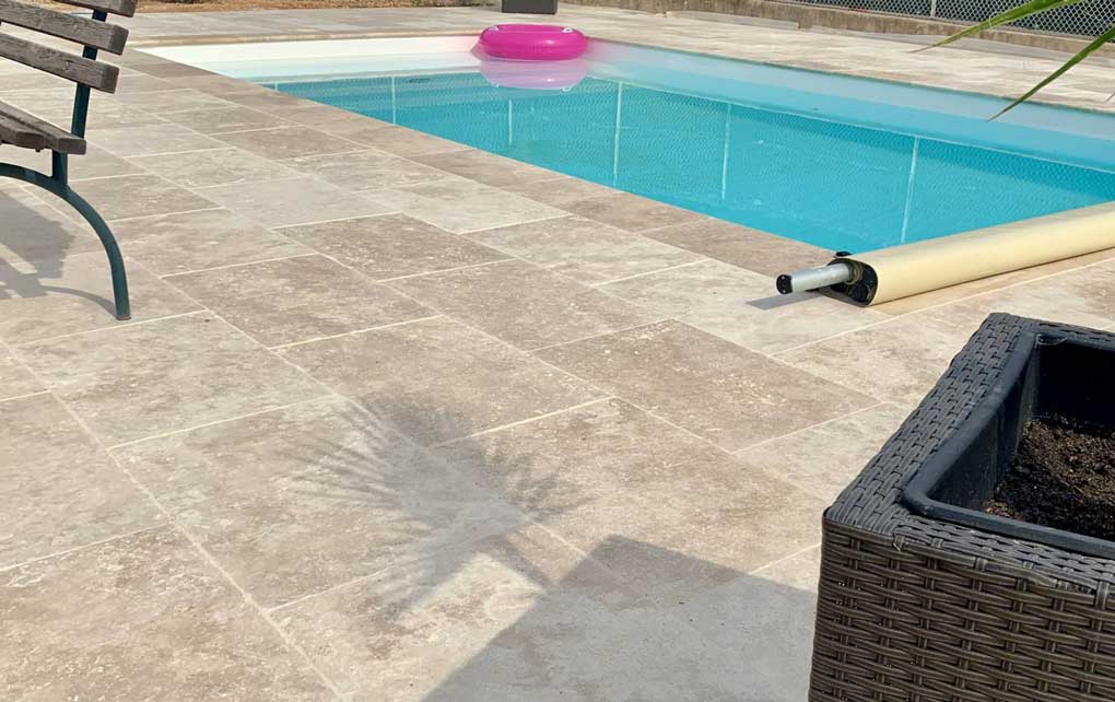 Terrasse en travertin: Avantages, Prix, Pose - PaveBéton
