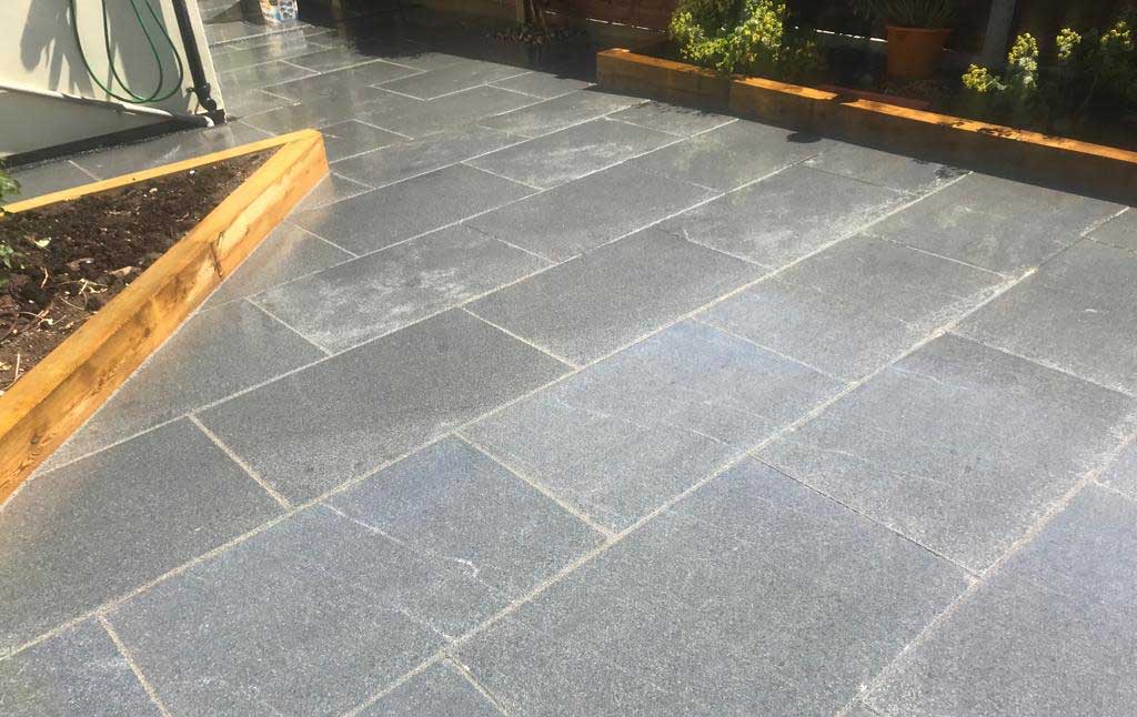 Terrasse en granit: Avantages, Prix, Pose - PaveBéton